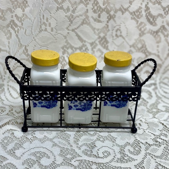 Kitchen | Vintage 3pc Blue Willow Griffiths Glass Shaker Set With Black ...